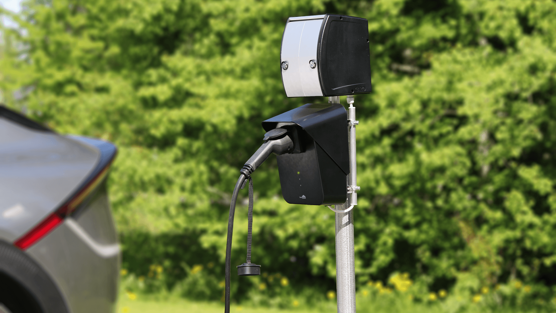 Sähköauton lataus: lämmitystolpasta lataustolpaksi